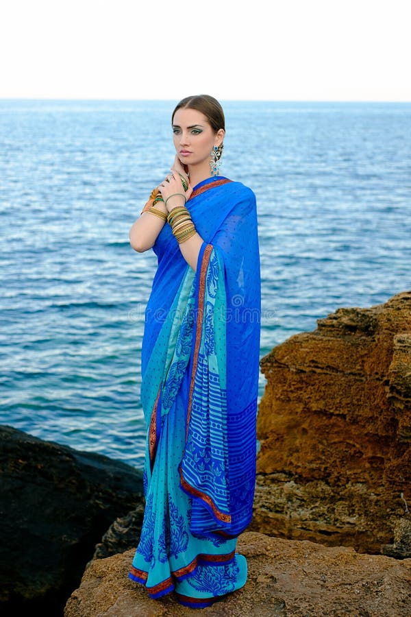 Mooi Meisje in Traditionele Indische Sari Stock Afbeelding - Image of ...
