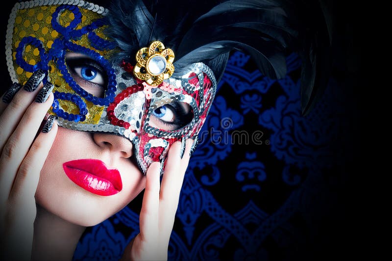 Mooi Model in Carnaval-masker Met Rode Lippen Stock Afbeelding - Image ...