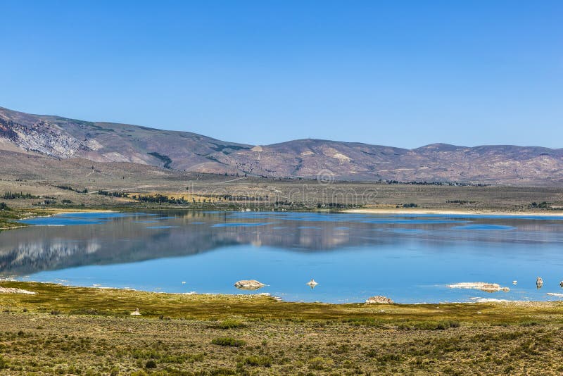 Monomeer Met Sierra Nevada Op De Achtergrond Stock Afbeelding - Image ...