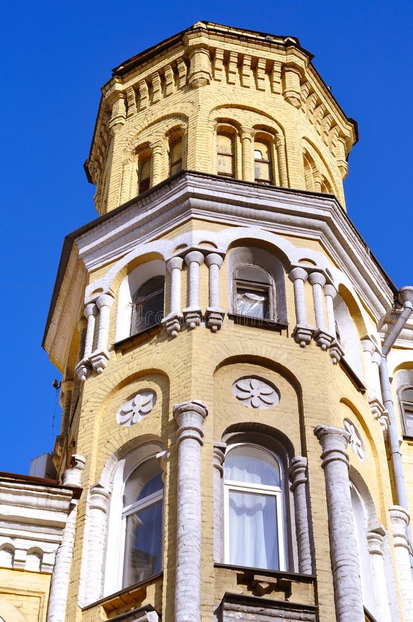 Mooi oud torenhuis stock afbeelding. Image of buitenkant - 12739177