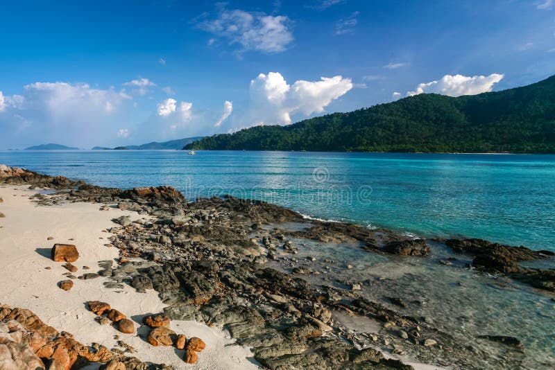 Mooi Overzees En Strand Bij Tropisch Eiland Stock Foto - Image of ...
