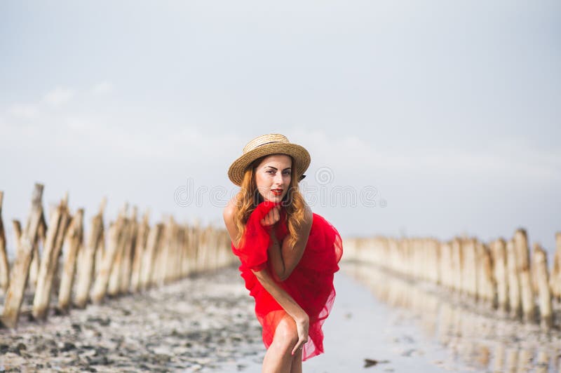 Mooi Roodharig Jong Meisje Op Het Strand Stock Foto - Image of blauw ...