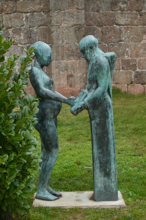 Mooi Statuut Van Een Monnik En Een Vrouw in De Tuinen Van Het Klooster ... Mooi Statuut Van Een Monnik En Een Vrouw in De Tuinen Van Het Klooster ...