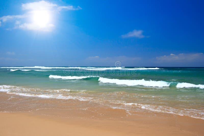 Mooi strand in de zomer stock afbeelding. Image of sereen - 7115823