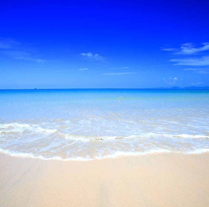 Mooi Strand Met Glashelder Blauw Water Stock Afbeelding - Image of baai ...