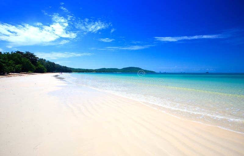 Mooi Strand Met Glashelder Blauw Water Stock Afbeelding - Image of baai ...