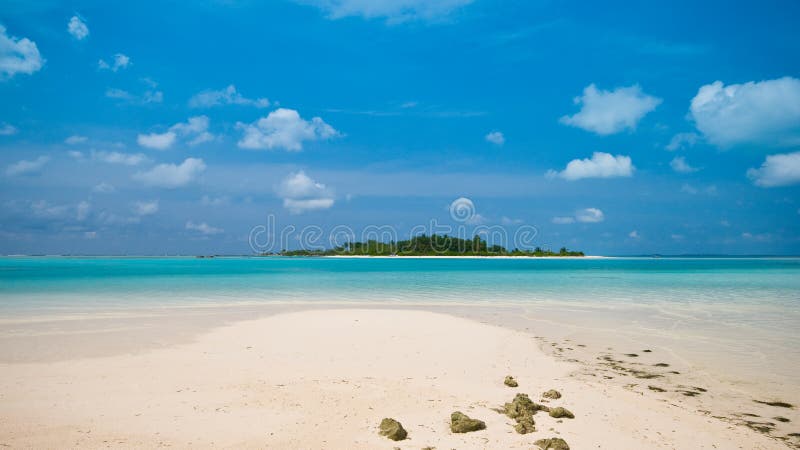 Mooi Strand Met Het Oog Op Een Tropisch Eiland Stock Foto - Image of ...