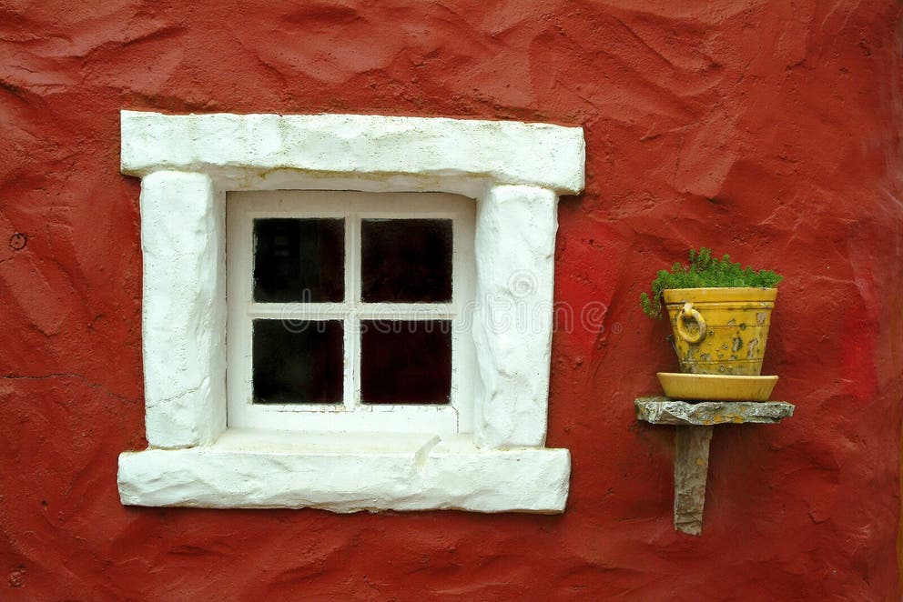 Mooi venster in rode muur stock foto. Image of huis, flat - 1697718