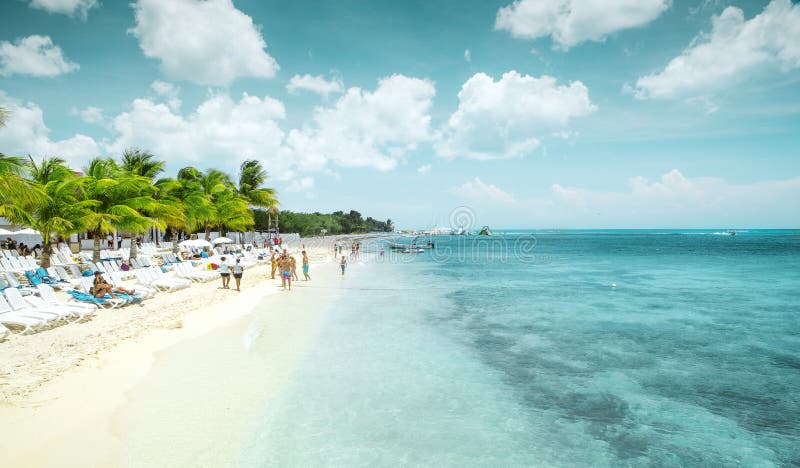 Mooi Zandig Strand Op Cozumel-eiland, Mexico Redactionele Afbeelding ...