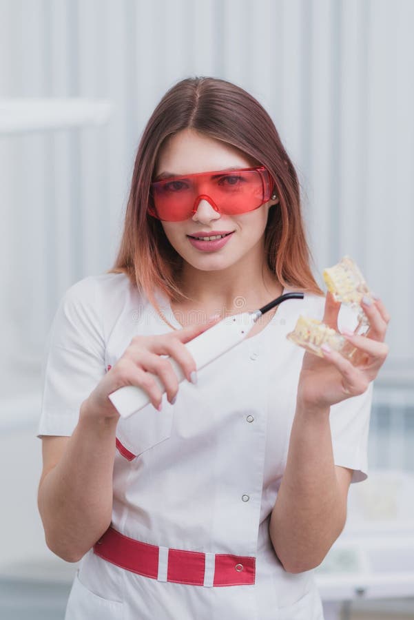 Orthodontist Toont Het Meisje Op Het Voorbeeld Van Een Menselijke Kaak ... Orthodontist Toont Het Meisje Op Het Voorbeeld Van Een Menselijke Kaak ...