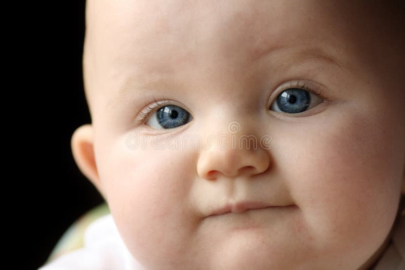 Mooie baby met blauwe ogen stock afbeelding. Image of meisje - 9177343