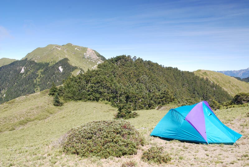 Mooie berg en tent stock afbeelding. Image of kampeerterrein - 11252177