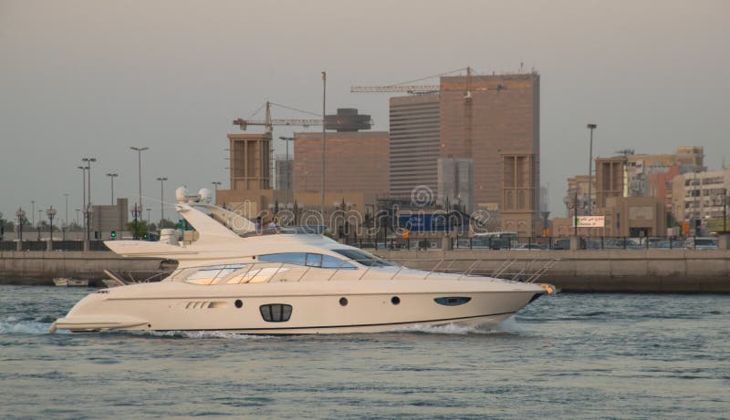 Mooie Boot in De Kreek Van Doubai Redactionele Stock Afbeelding - Image ...