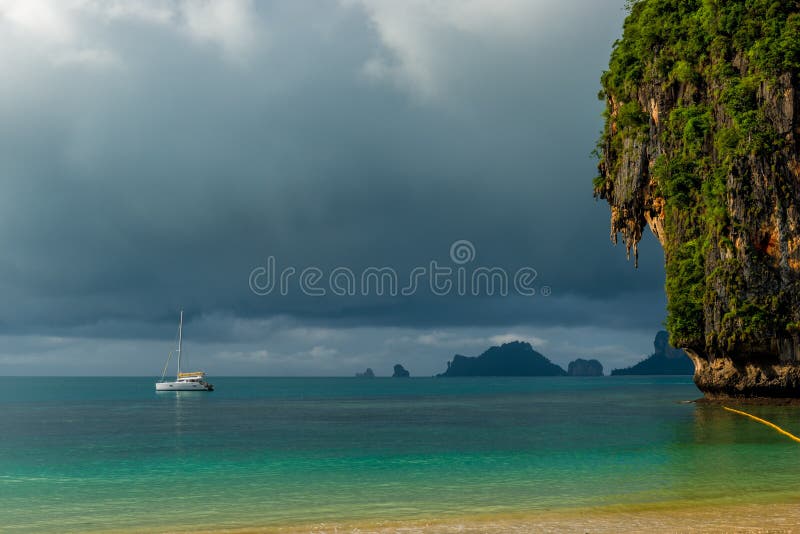 Mooie Enge Wolken Voor Zware Regen Stock Afbeelding - Image of archipel ...