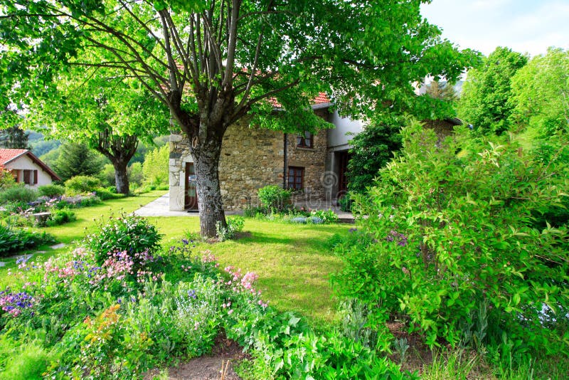 Mooie Franse tuin stock foto. Image of europa, europees - 2440292