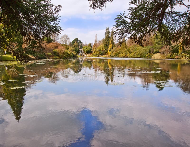 Mooie Gemodelleerde Siertuinen Stock Afbeelding - Image of naaldbomen ...