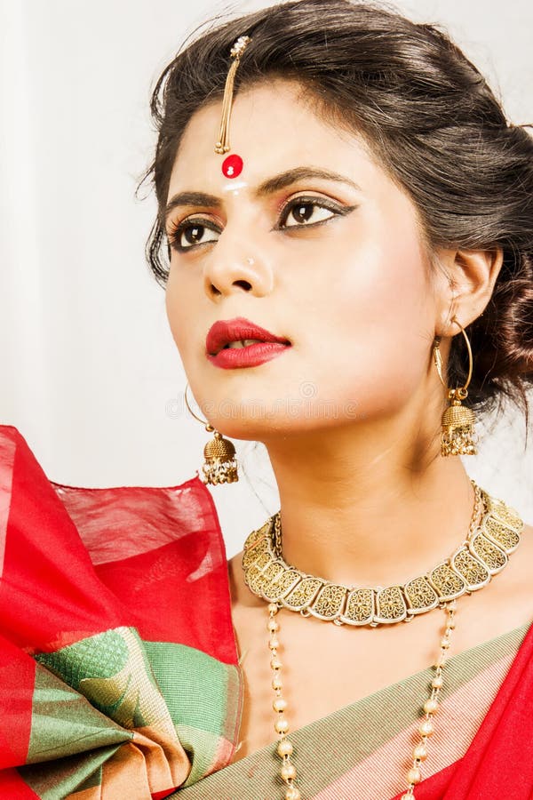 Mooi Indisch Vrouwelijk Model in Een Mooie Zwarte Toga Stock Foto ...