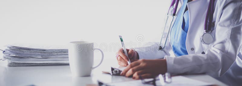 Mooie Jonge Het Glimlachen Vrouwelijke Artsenzitting Bij Het Bureau