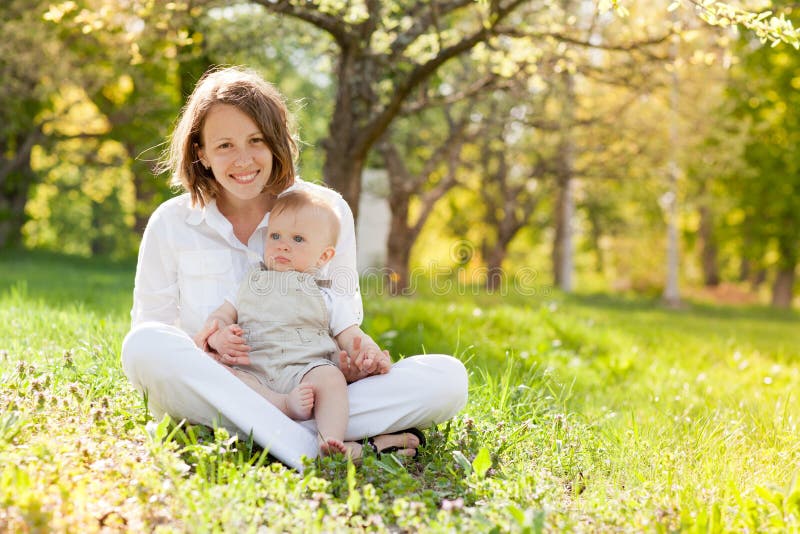 Mooie jonge moeder en zoon stock foto. Image of levendig - 31008838