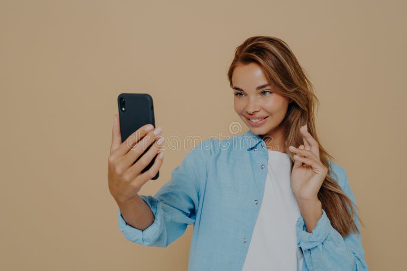 Mooie Jonge Vrouw Maakt Selfie Met Smartphone Stock Afbeelding Image