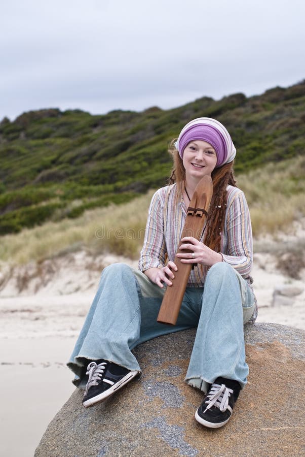 Aantrekkelijke Vrouw Die Inheemse Amerikaanse Fluit Speelt Stock Foto ...