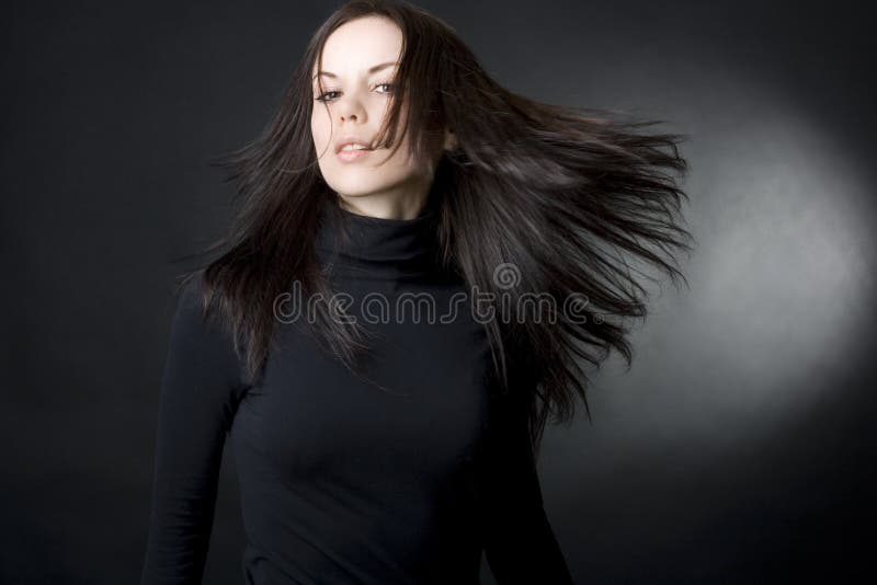 Mooie Jonge Vrouw Met Vliegend Haar Stock Foto - Image of vers, manier ...