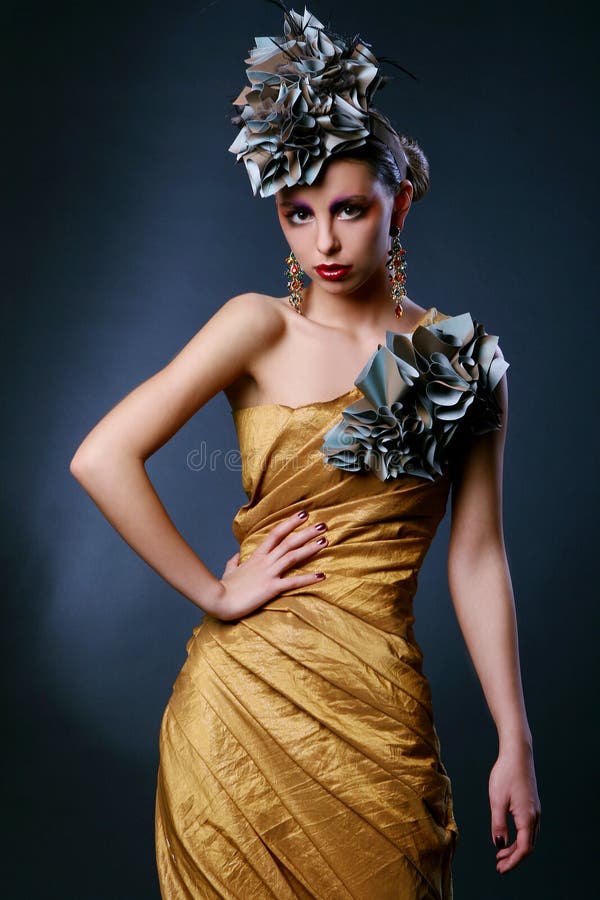 Mooie Jonge Vrouw in Modieus Beeld Stock Afbeelding - Image of manier ...