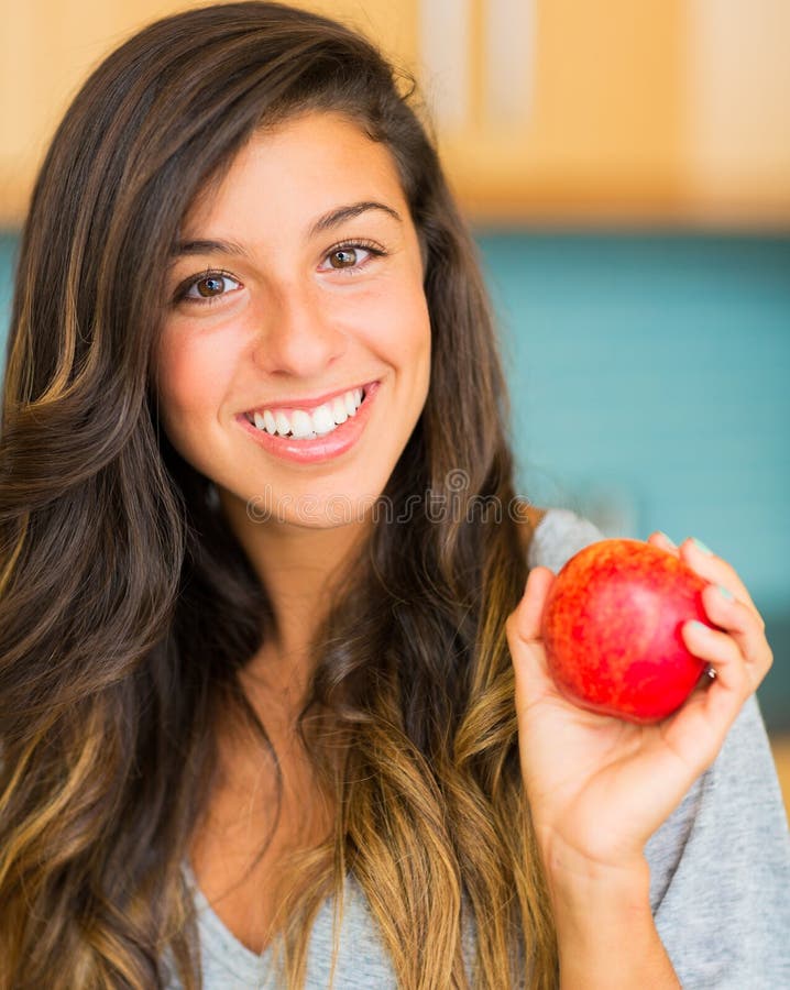 Mooie Jonge Vrouwenholding Rood Apple Stock Afbeelding - Image of vrij ...
