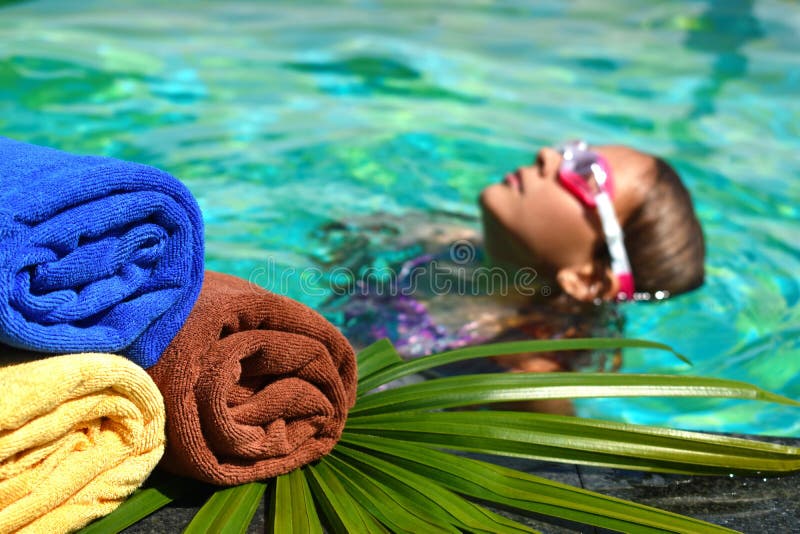 Mooie Meisjes Zwemmen in Het Zwembad Herstel in De Pool Tropische ... Mooie Meisjes Zwemmen in Het Zwembad Herstel in De Pool Tropische ...