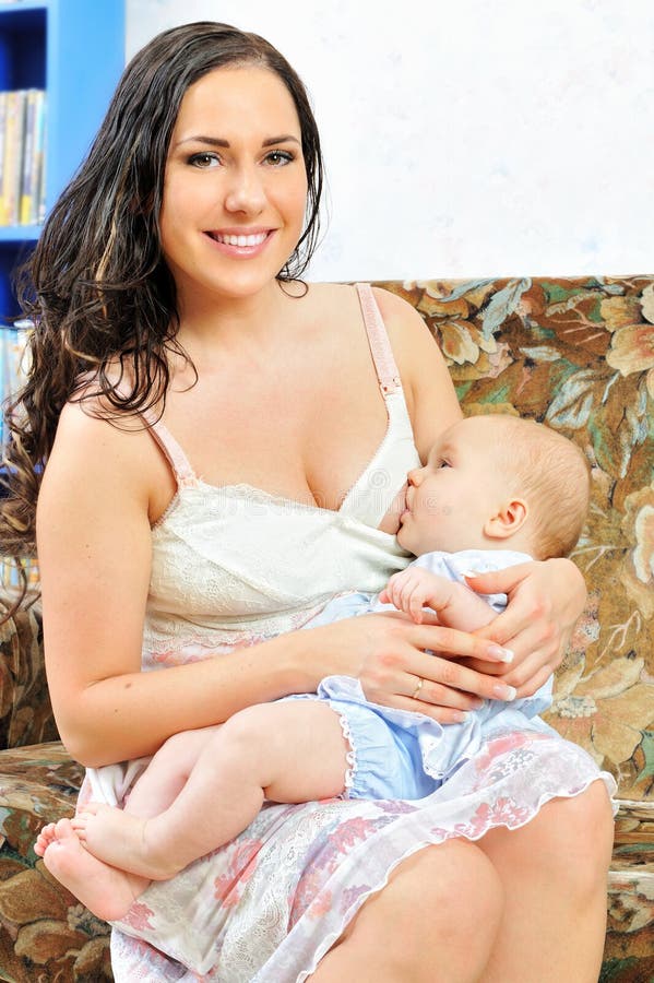 Mooie Moeder Die Haar Pasgeboren Baby Verzorgt Stock Foto - Image of ... Mooie Moeder Die Haar Pasgeboren Baby Verzorgt Stock Foto - Image of ...