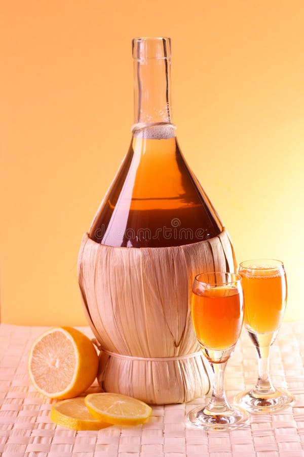 Fles Met 70 Alcoholgel Voor De Bestrijding Van Covid19 Stock Foto ...