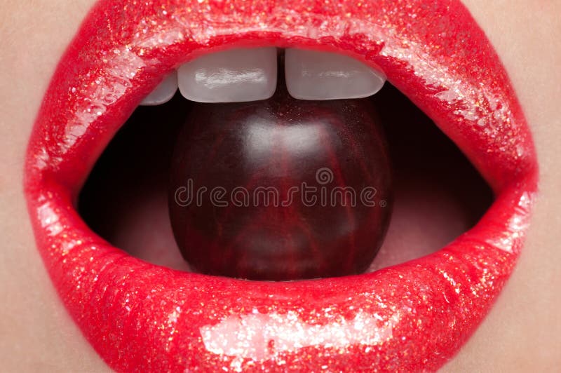 Rode lippen met een kers stock foto. Image of liefde - 59349626