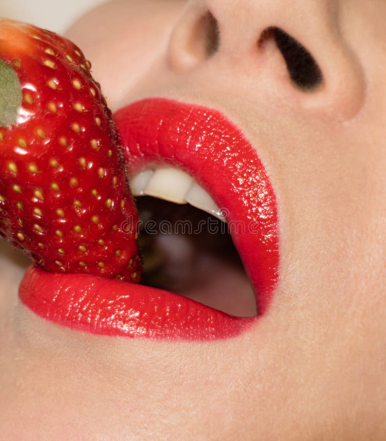 Mooie Rode Lippen En Smakelijke Aardbei Stock Afbeelding - Afbeelding ...