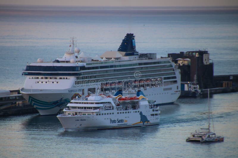 De Cruiseschepen Aan Het Einde Van Geirangerfjord Nabij Het Kleine Dorp ...