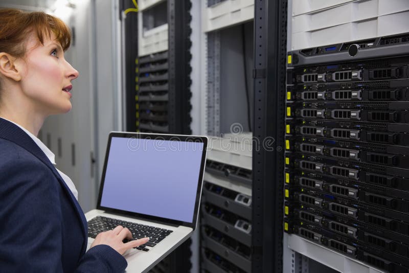 Mooie Technicus Die Tabletpc Met Behulp Van Terwijl Het Bevestigen Van Server Stock Afbeelding ...