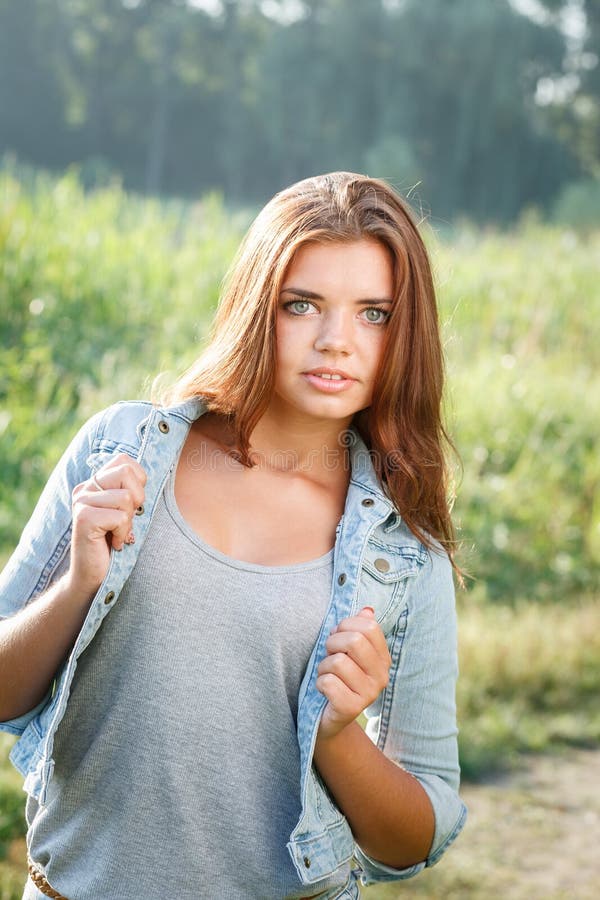 Mooie tiener stock afbeelding. Image of zomer, zonnig - 34227541