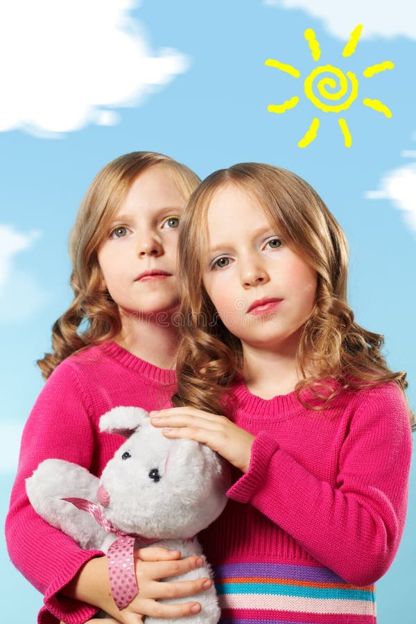 Tweeling meisjes stock afbeelding. Image of meisje, levensstijl - 28949105