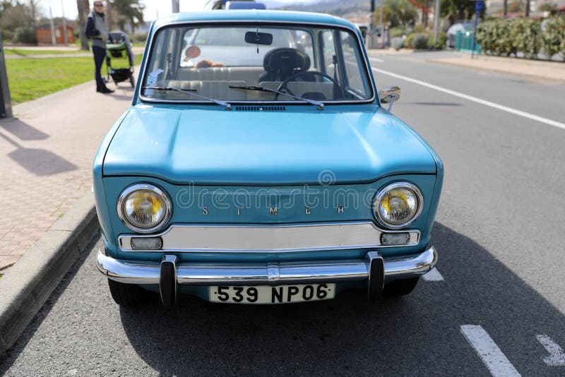 Blauwe Retro Auto Austin Mini Cooper Redactionele Foto - Image of ...