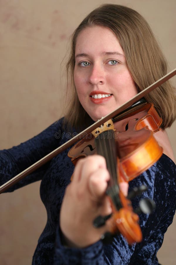 De Mannelijke Violist Van De Virtuoostiener in Rood Stock Foto - Image ...
