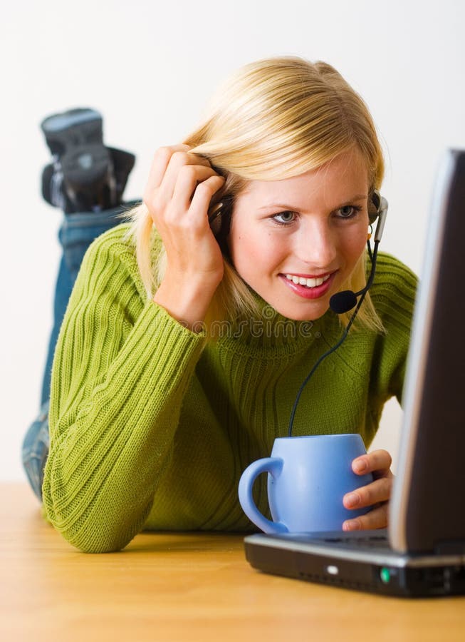 Mooie Vrouw Achter Computer Stock Afbeelding - Image of pret, vrouw ...