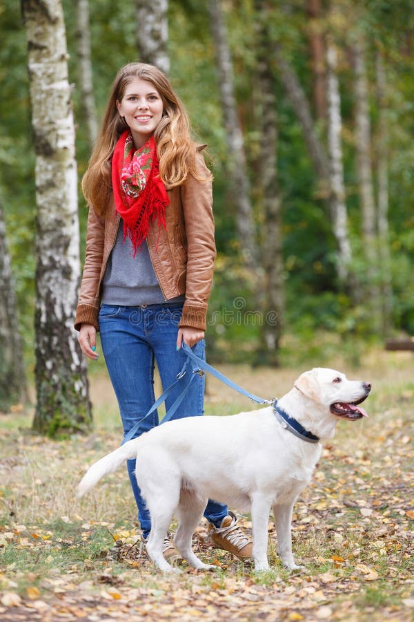 Mooie Vrouw Die Met Haar Hond Lopen Stock Foto - Image of schoonheid ...