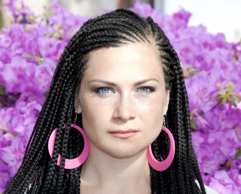 Mooie Vrouw Met De Afrikaanse Vlechten Stock Foto - Image of gezicht ...