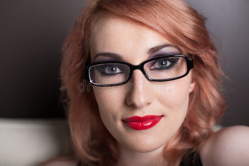 Mooie vrouw met rood haar stock afbeelding. Image of bril - 79301409