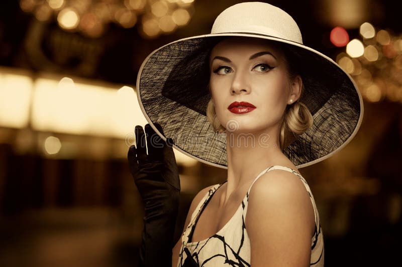 Mooie vrouw in witte hoed stock foto. Afbeelding bestaande uit kleding ...