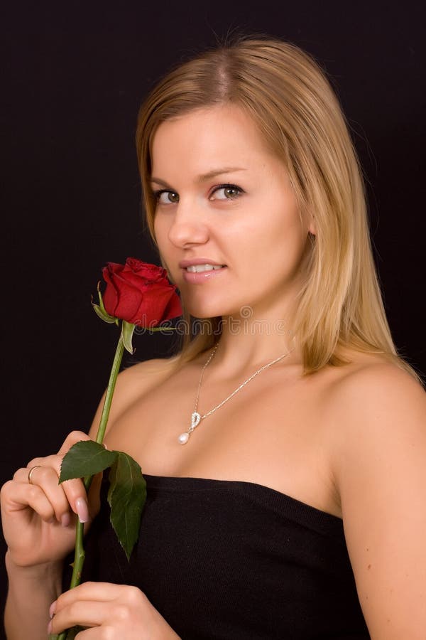 Mooie Vrouwen Ruikende Rozen Stock Afbeelding - Image of vrouwelijkheid ...