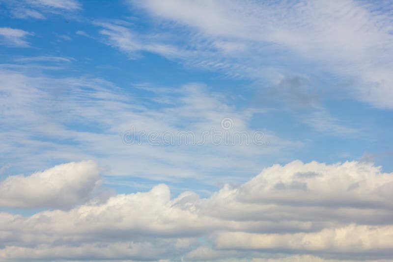 Mooie Wolken Van Verschillende Vormen Stock Afbeelding - Image of cyaan ...