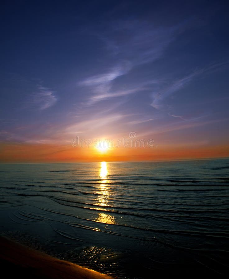 Mooie Zonsondergang Op Het Strand Picture. Image: 10050935