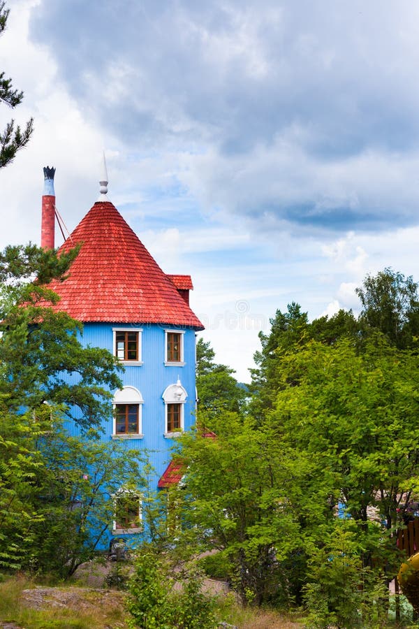 Ett Moomin hus i Finland redaktionell arkivfoto. Bild av trä - 32847308