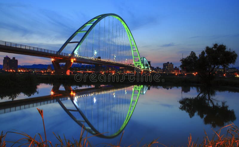 Moon Bridge in Portland Japanese Garden One Colorful Foggy Autumn ...