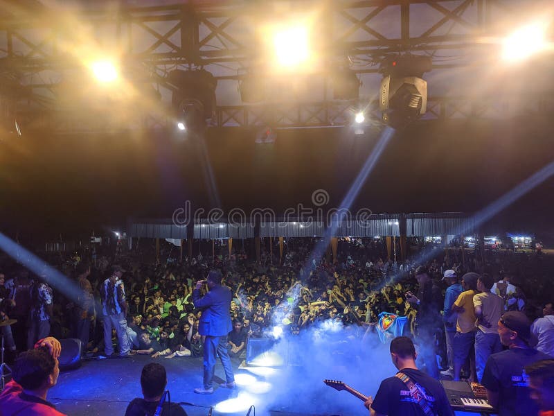 The mini concert editorial photo. Image of mini, midnight - 268993091